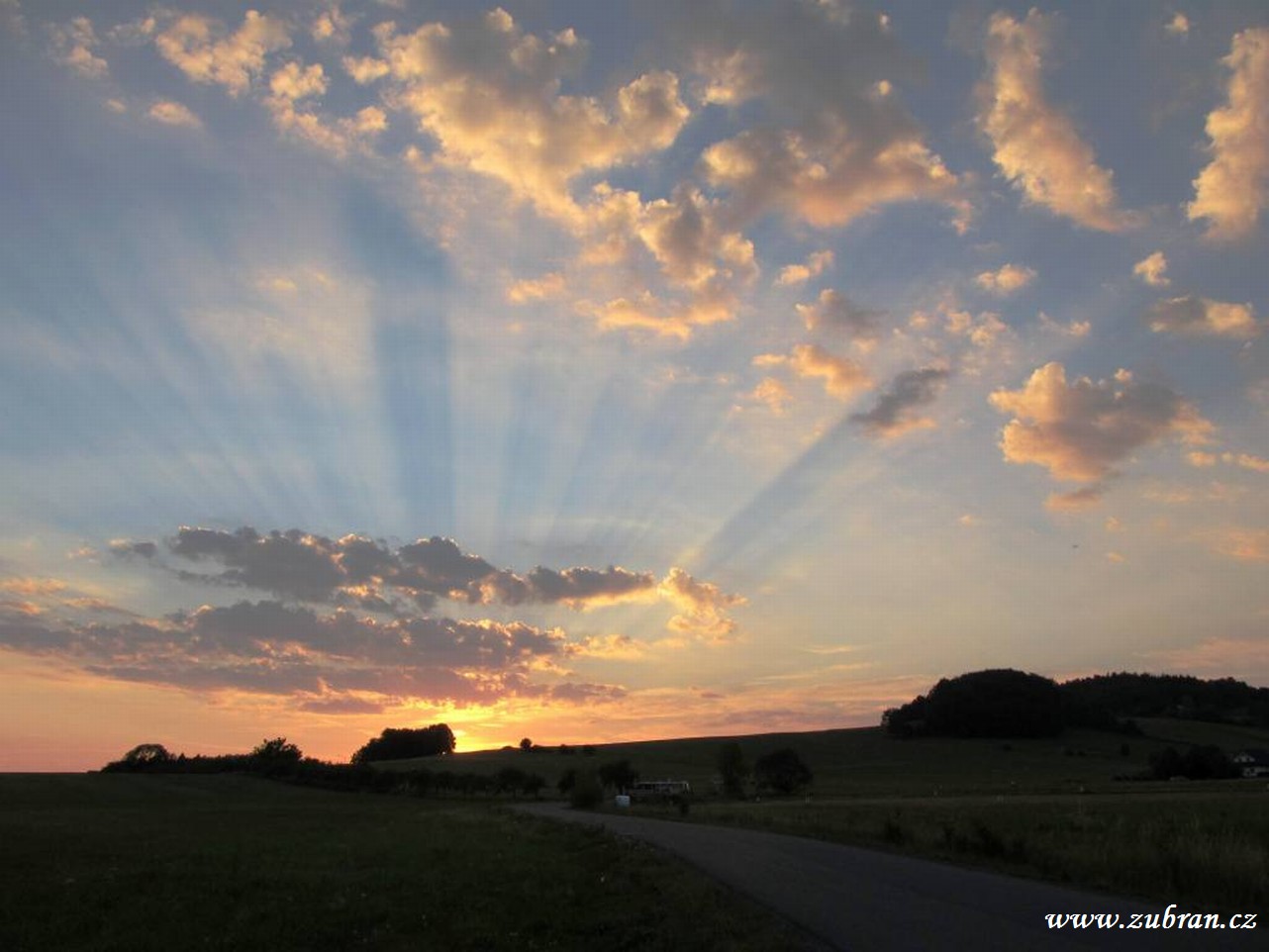 Večerní obloha nad Příčnou ulicí